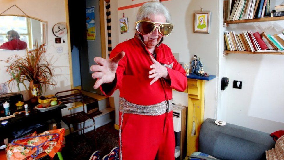 Dave Bishop: Man behind Bus Pass Elvis political party dies - BBC News
