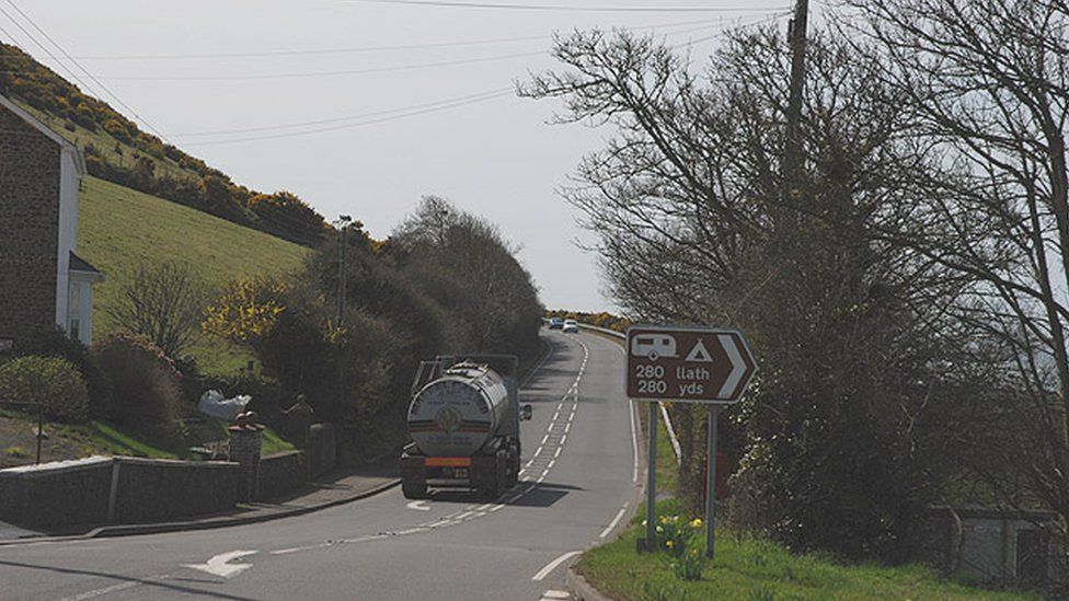Woman, 80, dies in Ceredigion coastal road crash - BBC News