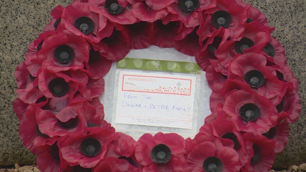 Ceremony remembers 32 deaths in WW1 Faslane sub sinking - BBC News