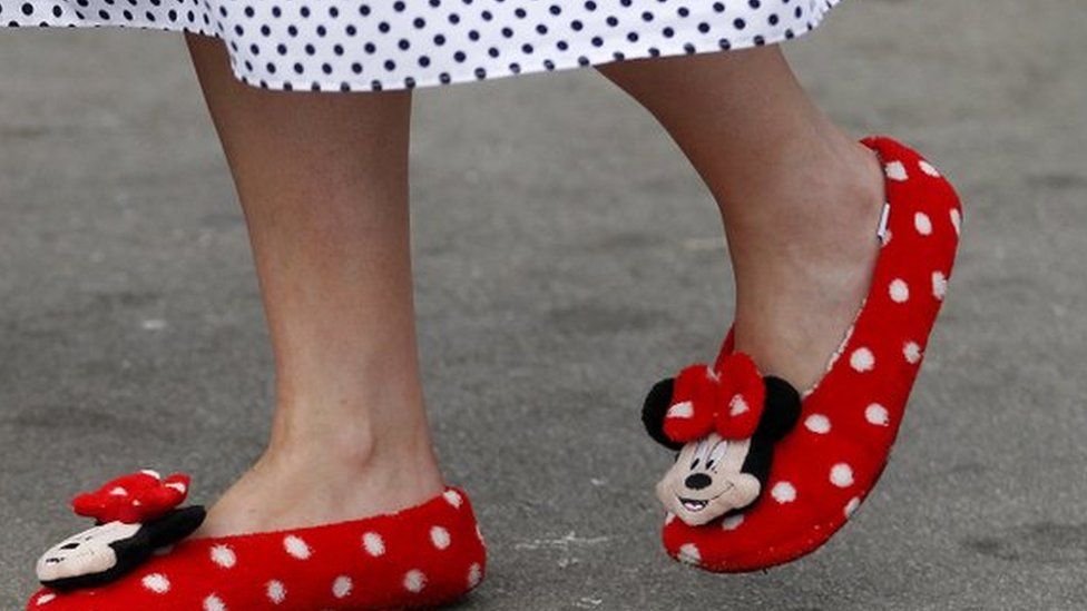 School urges parents not to swear outside gates - BBC News