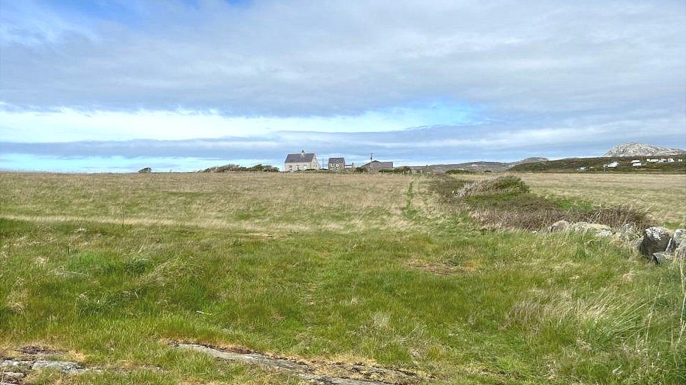 Adrodd stori'r llofruddiaeth wnaeth ysgwyd Ynys Môn - BBC Cymru Fyw