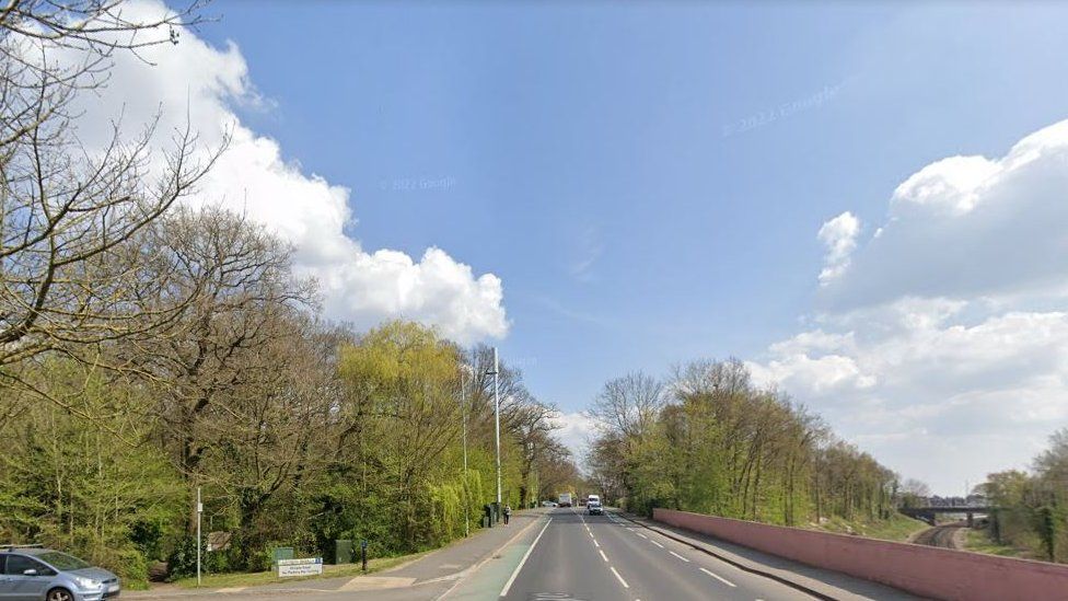 Wokingham: Pedestrian dies after being hit by car - BBC News