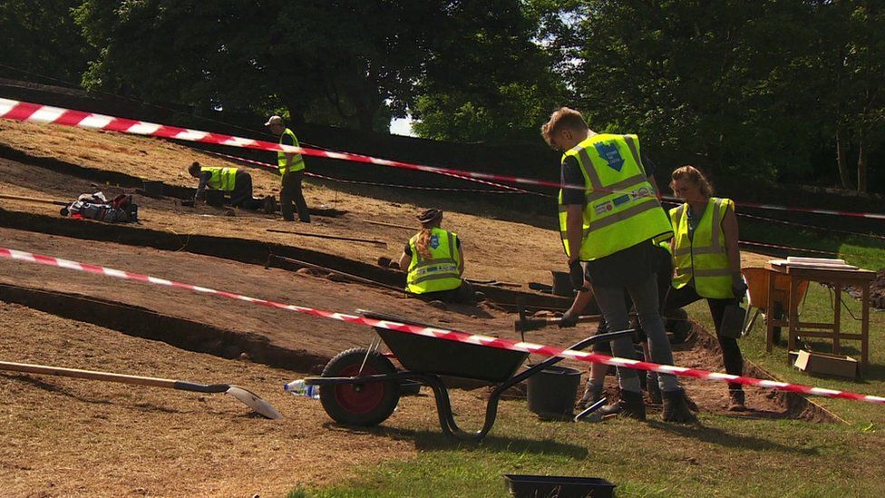 Roman fort discovered under Exeter bus station development - BBC News