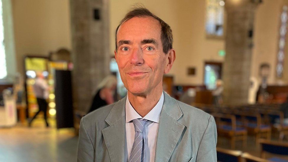 Greyfriars Bobby film star dog honoured in Edinburgh - BBC News