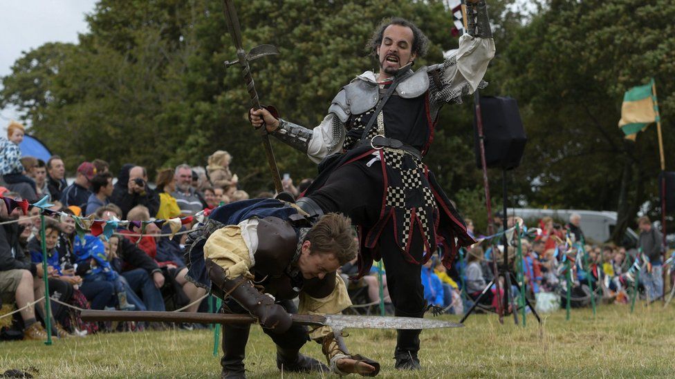 In pictures: Caerlaverock Castle jousting - BBC News