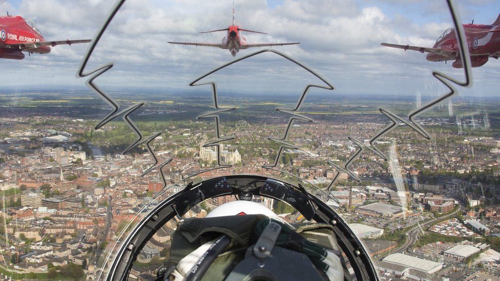 The Red Arrows wow onlookers during Yorkshire training flight - BBC News