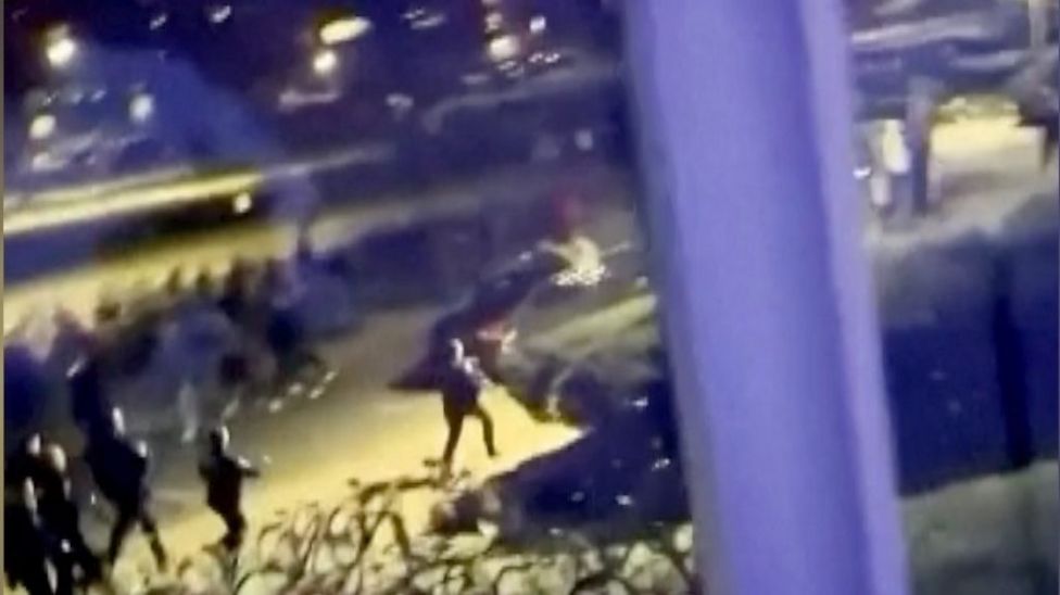 Is ‘Run, Hide, Fight’ the best advice for mass shootings? - BBC News