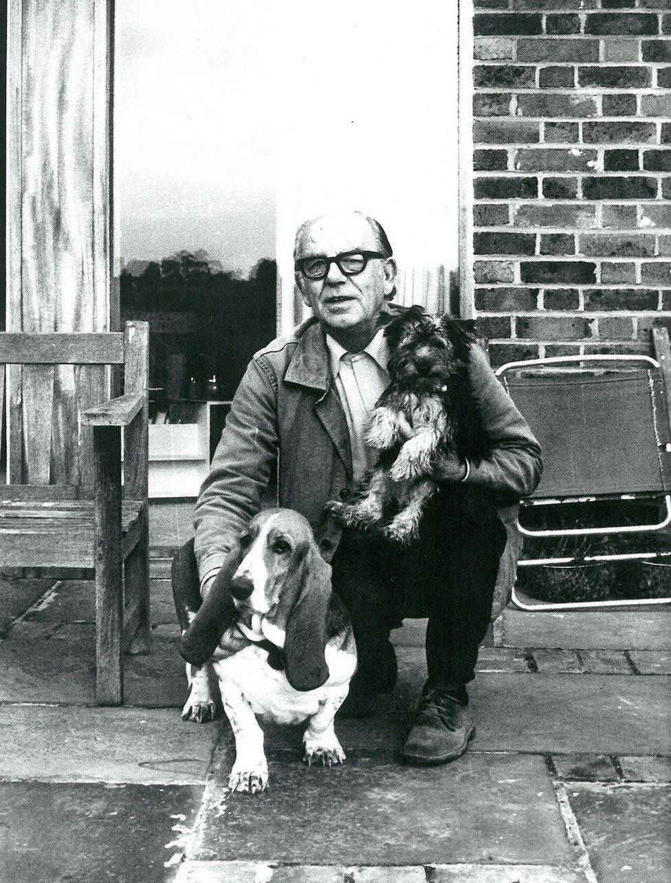 The Scottish cartoonist behind 60 years of Fred Basset - BBC News