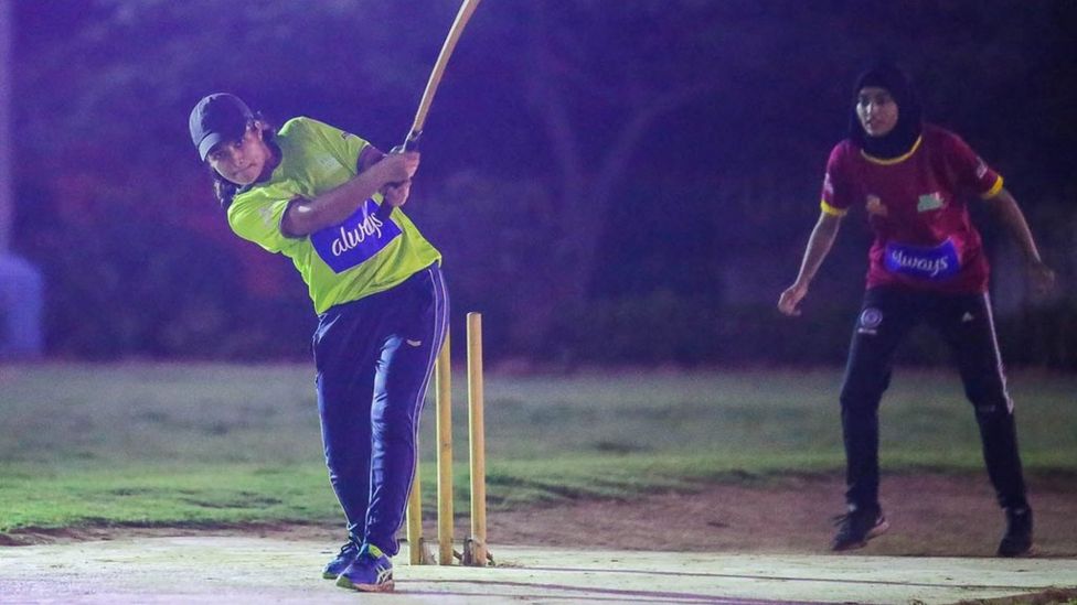 Khelo Kricket: The night tournament changing girls' cricket in Pakistan - BBC Sport