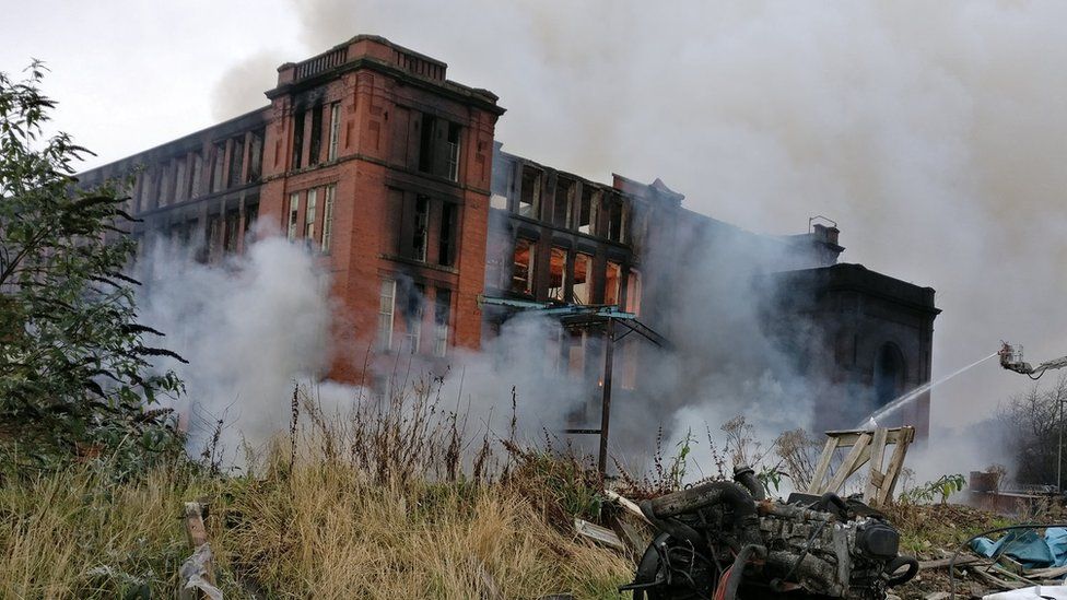 Oldham Maple Mill fire: Homes evacuated as crews fight 'major' blaze ...