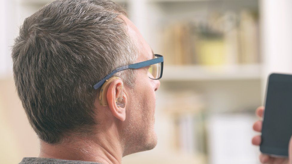 999 British Sign Language service launched for deaf users - BBC Newsround