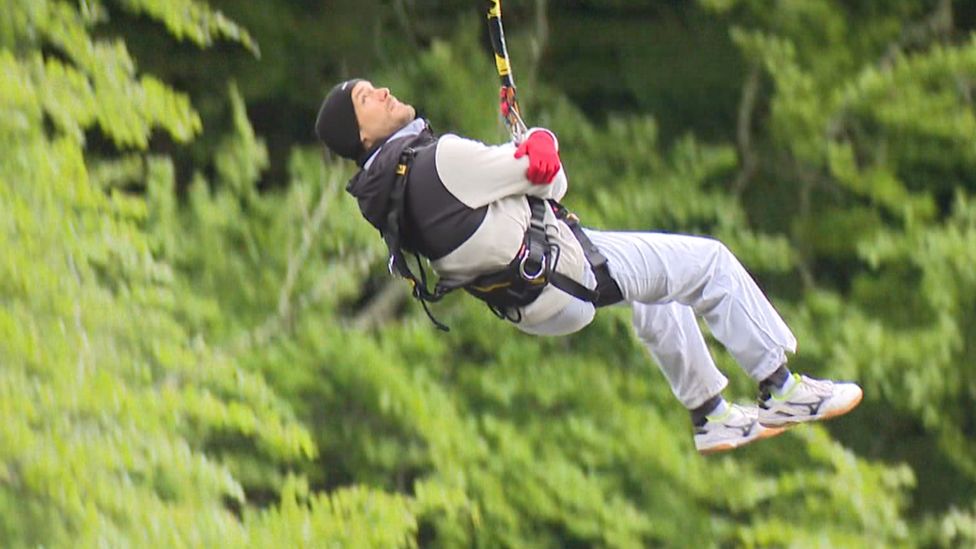 World's first ever bungee jumper David Kirke dies - BBC News