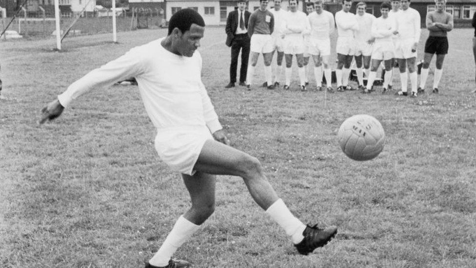 Leeds Utd legend Albert Johanneson's football shirt to be auctioned ...