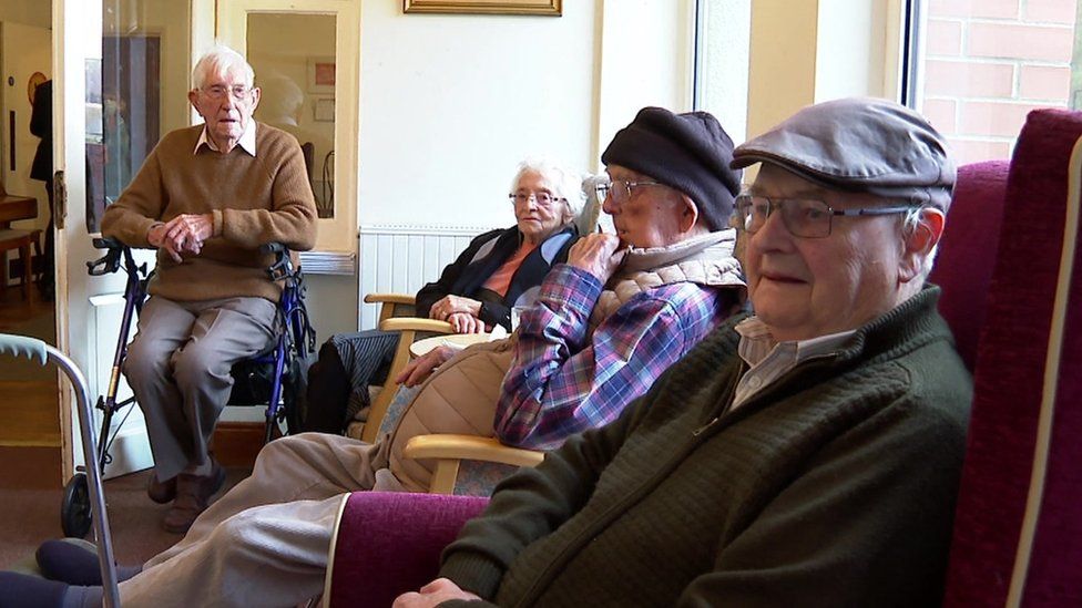 'Creisis' staff gofal yn rhoi pwysau 'ar bawb' - BBC Cymru Fyw