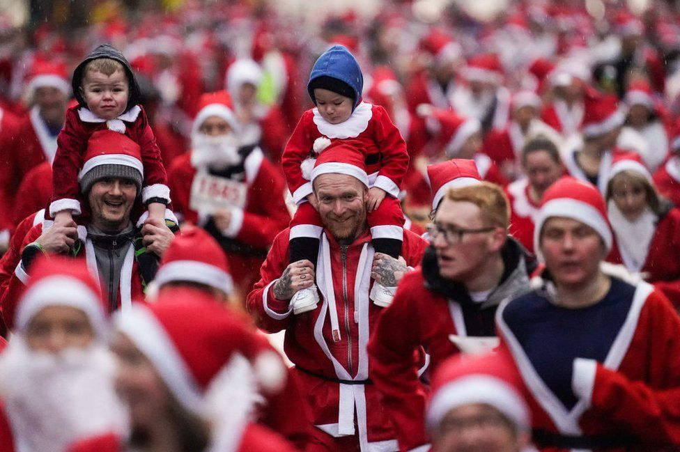 In pictures: Santas brave rain for Glasgow charity run - BBC News