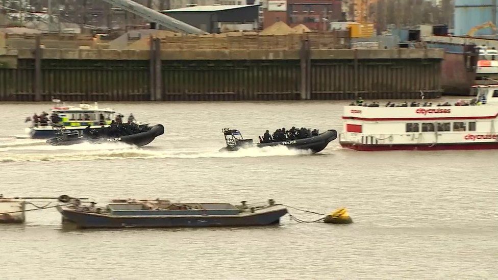 Met officers hold mock terrorism exercise on River Thames - BBC News