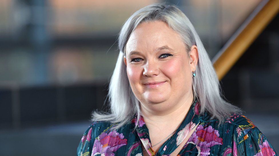 Queen’s funeral: Community volunteers get ‘surprise’ invitations - BBC News