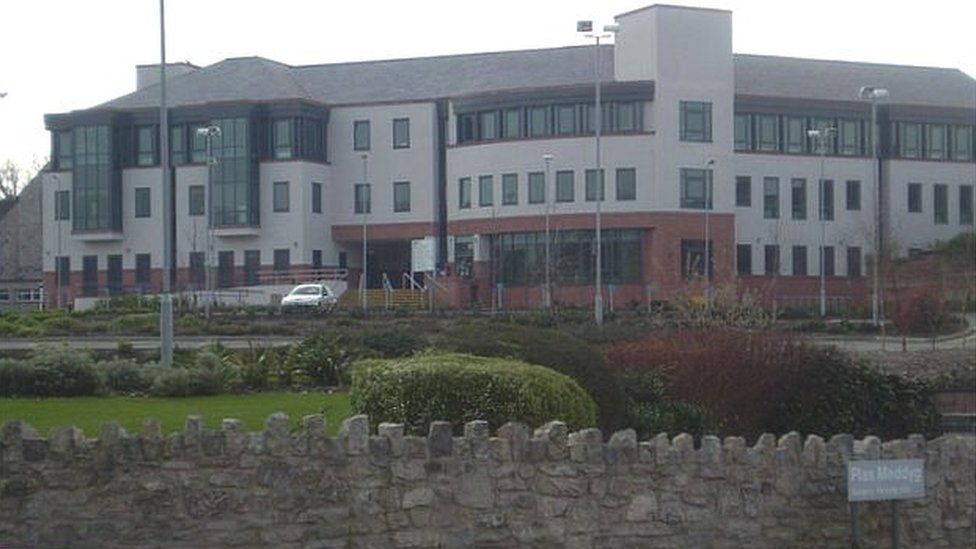 £10.5m Ruthin school go-ahead despite pupil safety fears - BBC News