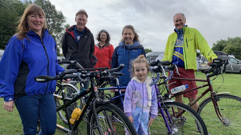 Nottinghamshire tandem rally attracts 200 riders post-pandemic - BBC News