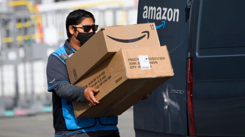 Jeff Bezos steps down as Amazon boss - BBC News