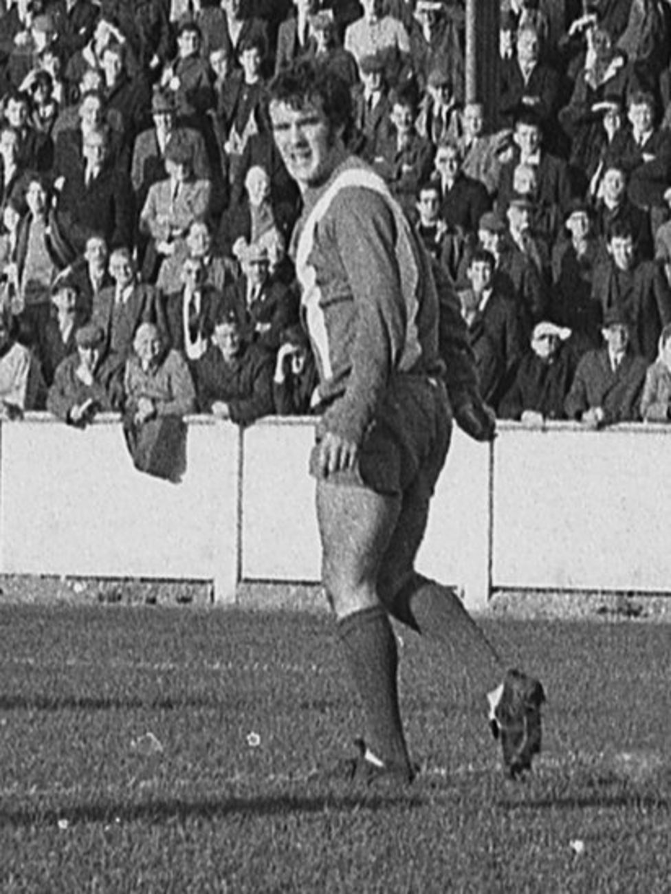 Scorer of fastest football hat-trick, Tommy Ross, dies - BBC News