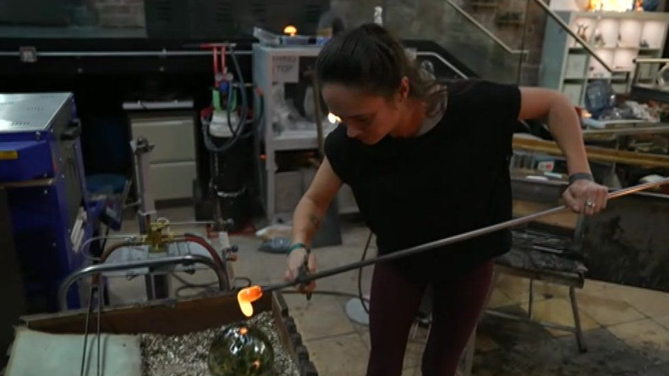 Concerns at closure of Wolverhampton glass-making course - BBC News