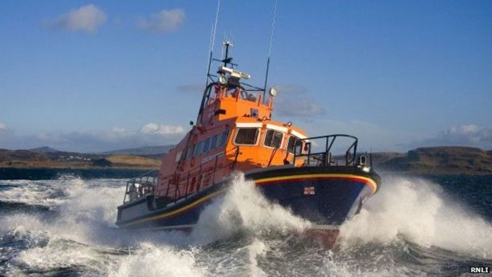 Five crew rescued as St Apollo sinks in Sound of Mull - BBC News