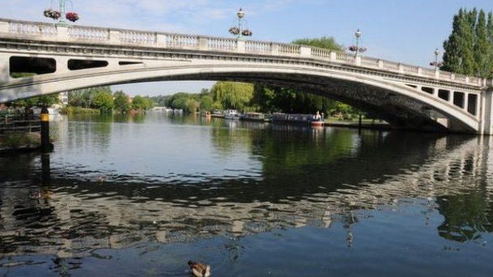 Reading third bridge 'crucial' to town's development - BBC News