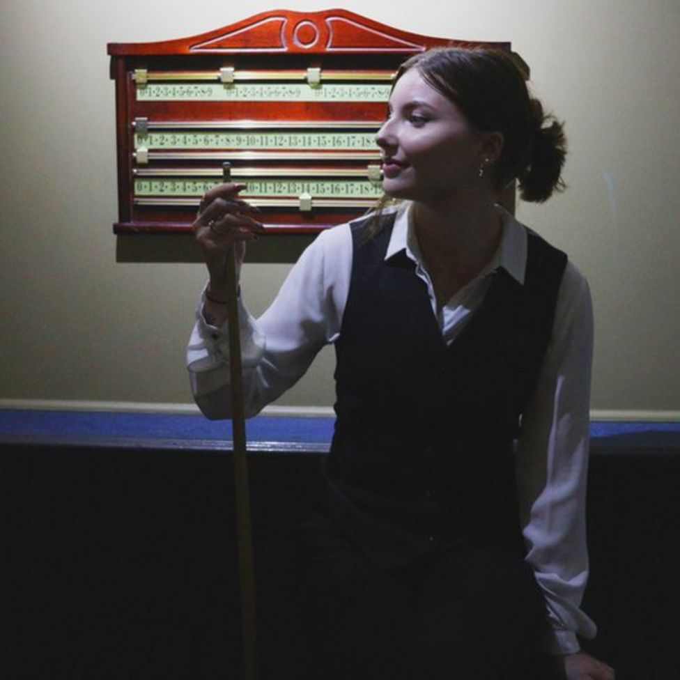England's top women snooker players return to the table - BBC News