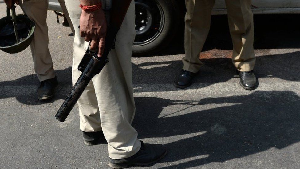 'Tardy' police attacked in India after bus crash which killed 36 - BBC News