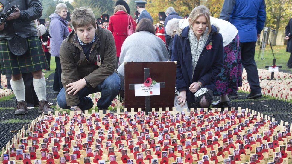 Field of Remembrance honours service men and women - BBC News