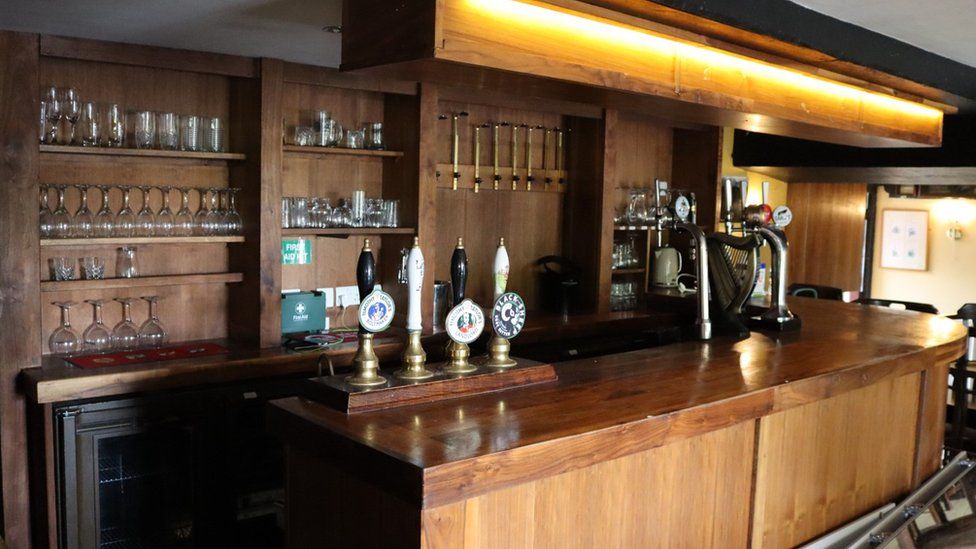 Black Horse, Grimston: Community raises £500,000 to save pub - BBC News