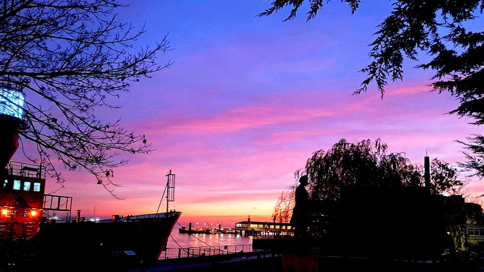 England awakes to beautiful sunrise - BBC News