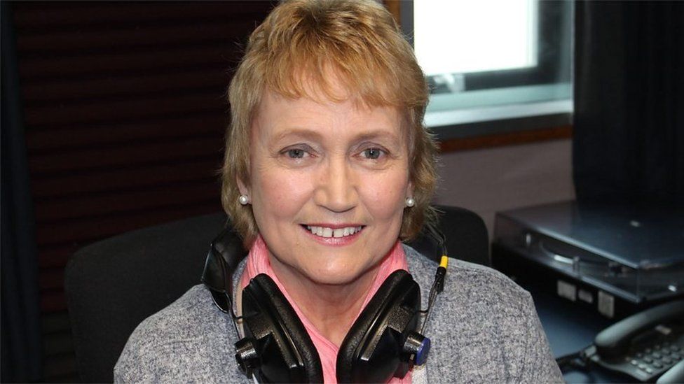 Y gantores Leah Owen wedi marw yn 70 oed - BBC Cymru Fyw