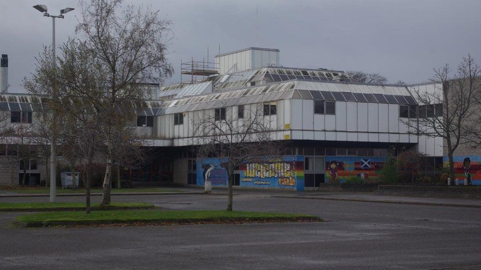 Alness Academy to shut because of a flea infestation - BBC News