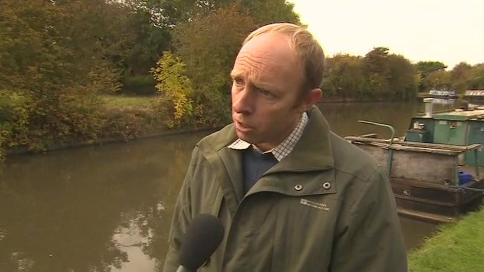Fire engine bridge ban at Marston Jabbett 'risks lives' - BBC News