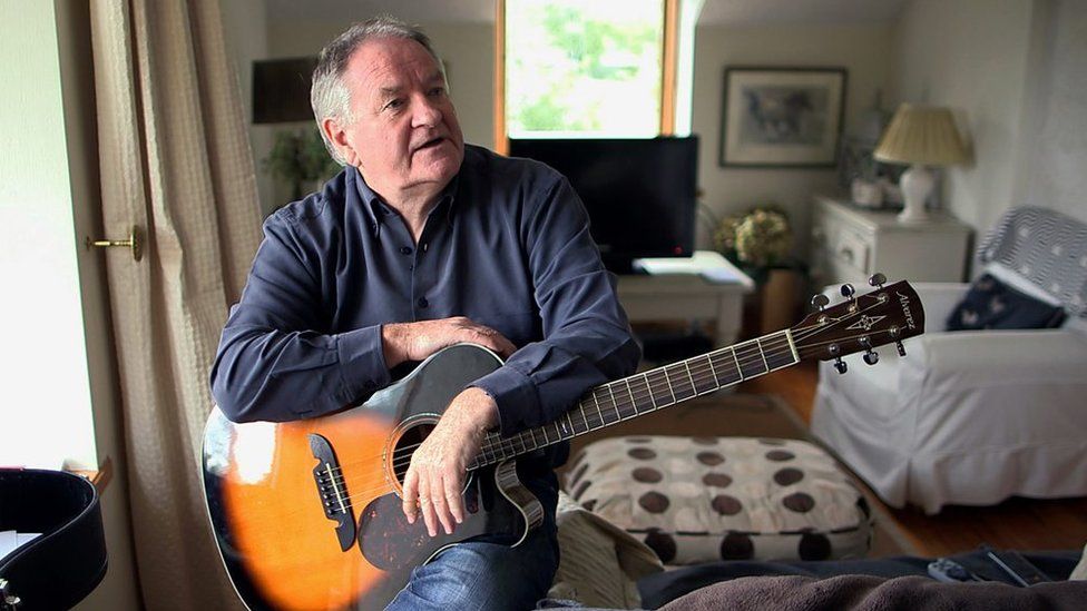 Symud perfformiad Dafydd Iwan o'r maes i'r pafiliwn - BBC Cymru Fyw