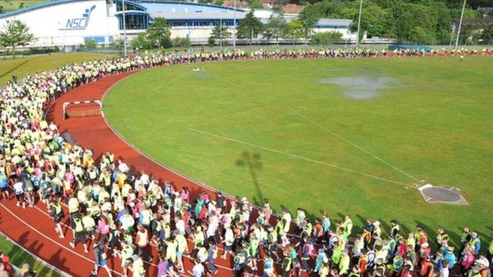 Isle of Man Parish Walk: More than 1,400 start - BBC News