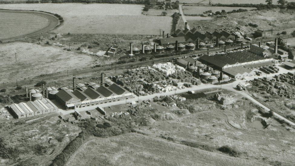 Measham clayware makers Red Bank celebrate 100 years - BBC News