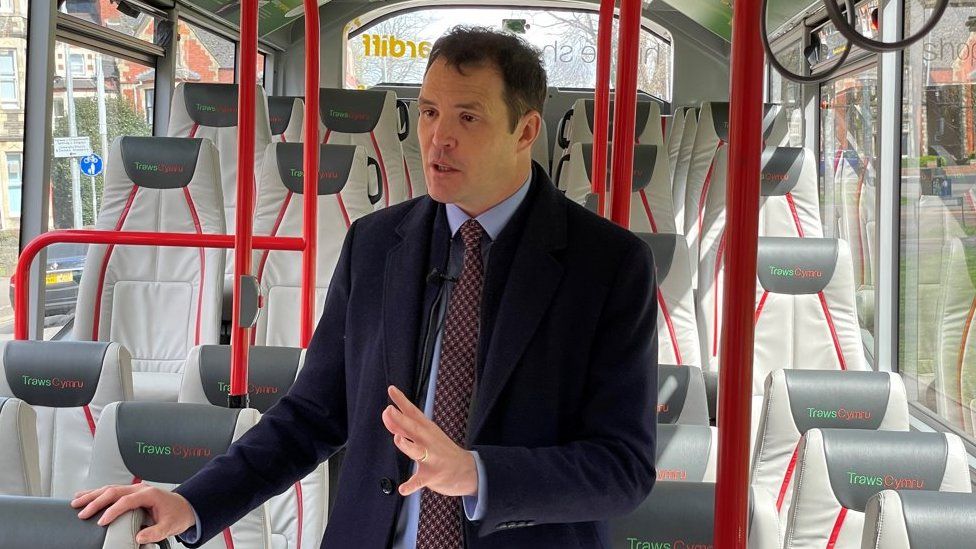 Cynnig newidiadau mawr i wasanaethau bysiau Cymru - BBC Cymru Fyw