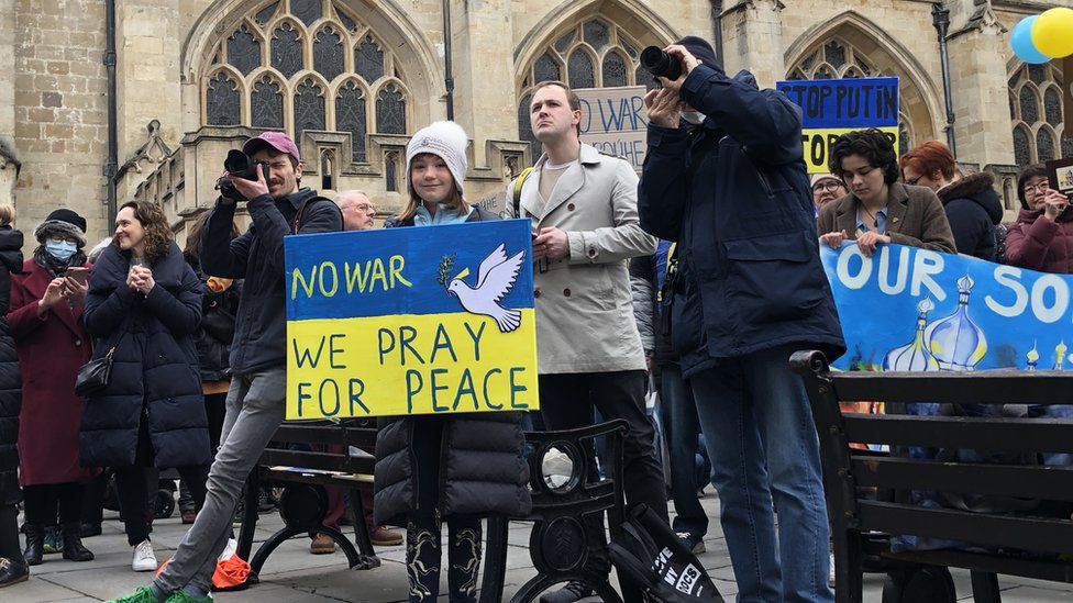 Ukraine: Demonstrations held across West Country - BBC News