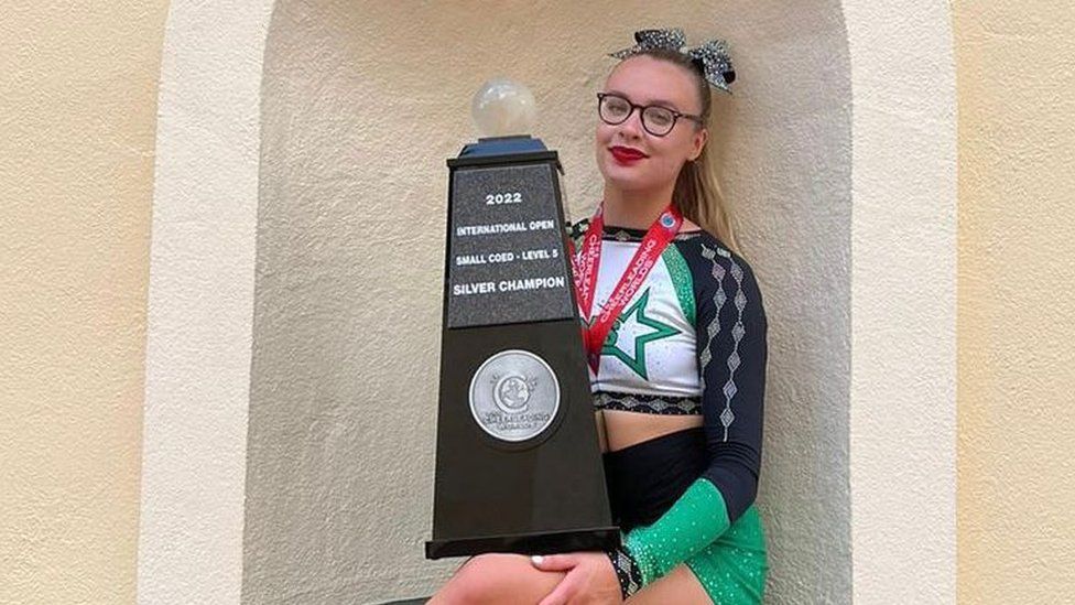 Nottingham cheerleaders win major prize at US contest - BBC News