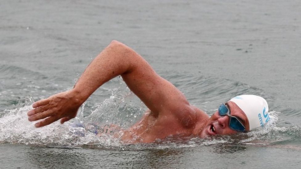 Sarah Thomas: Woman first to swim Channel four times non-stop - BBC News