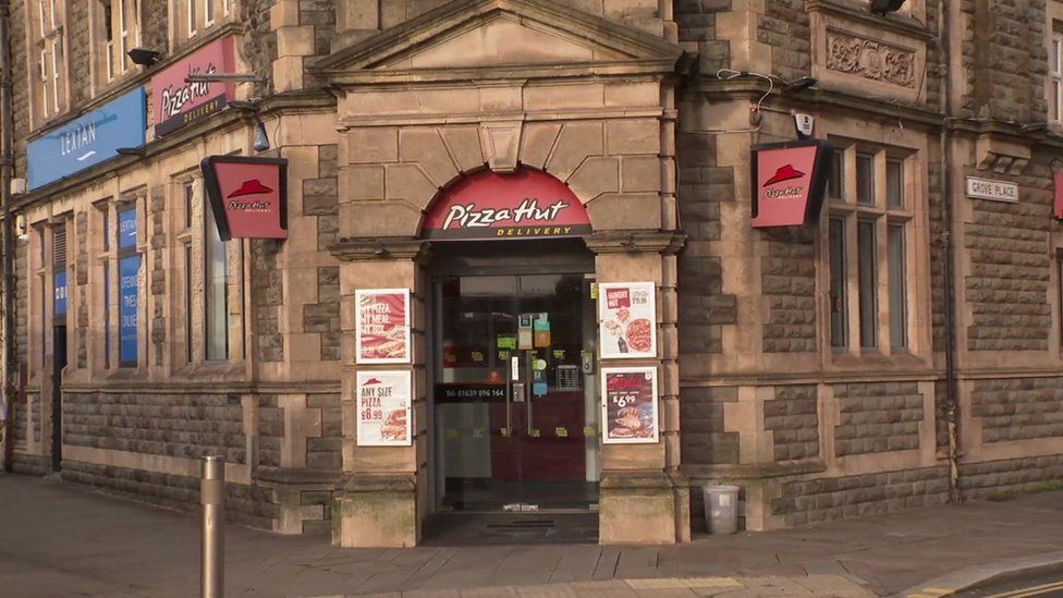 Gweithwyr Pizza Hut wedi'u diswyddo ar ôl cael eu haflonyddu - BBC ...