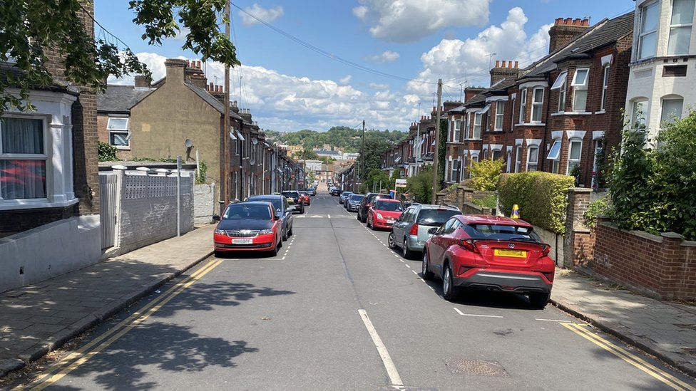 Luton murder investigation begins following stabbing - BBC News