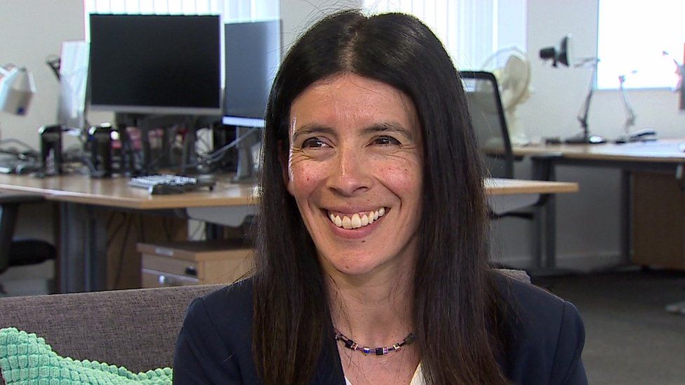 Comisiynydd yn methu taclo tlodi plant heb darged newydd - BBC Cymru Fyw