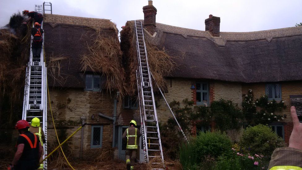 Fifty firefighters tackle Great Haseley thatch blaze - BBC News
