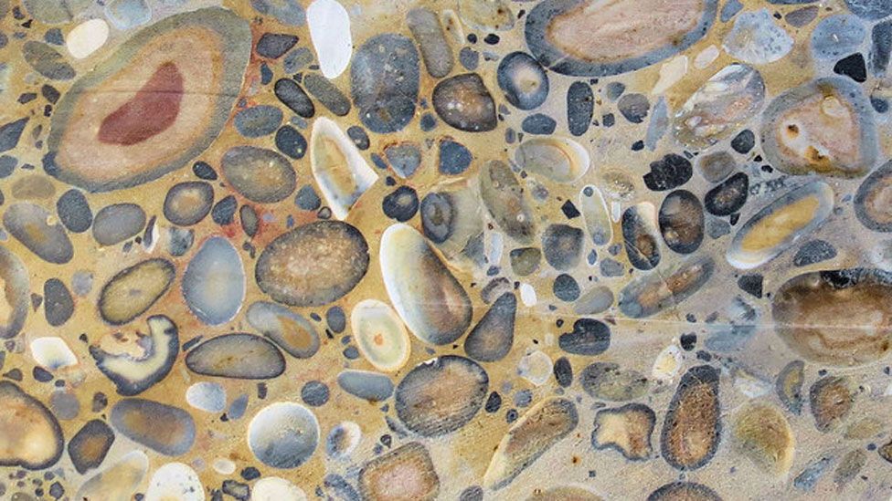 Hertfordshire Puddingstone stolen from museum site - BBC News