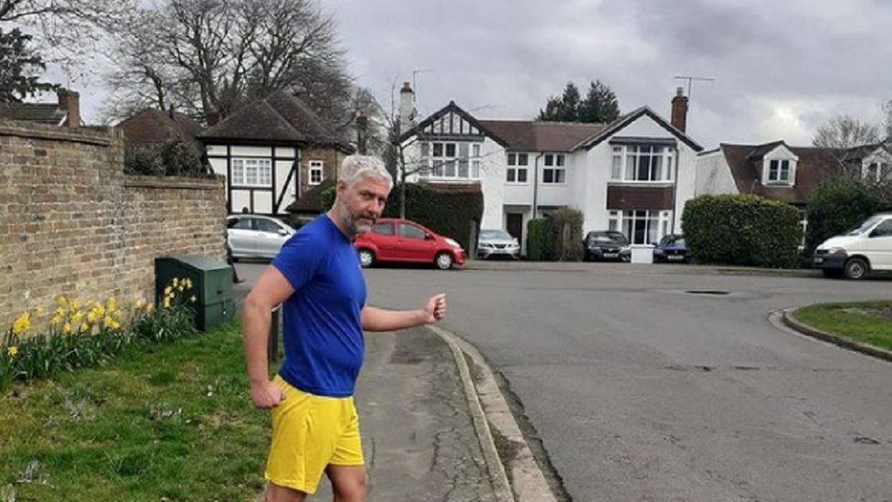 PC thanks 'heroes' who helped him on Cornwall to London walk - BBC News