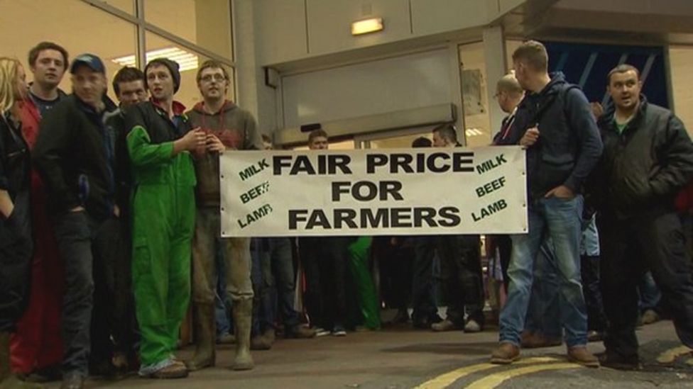 Farmers in Coleraine supermarket protests - BBC News